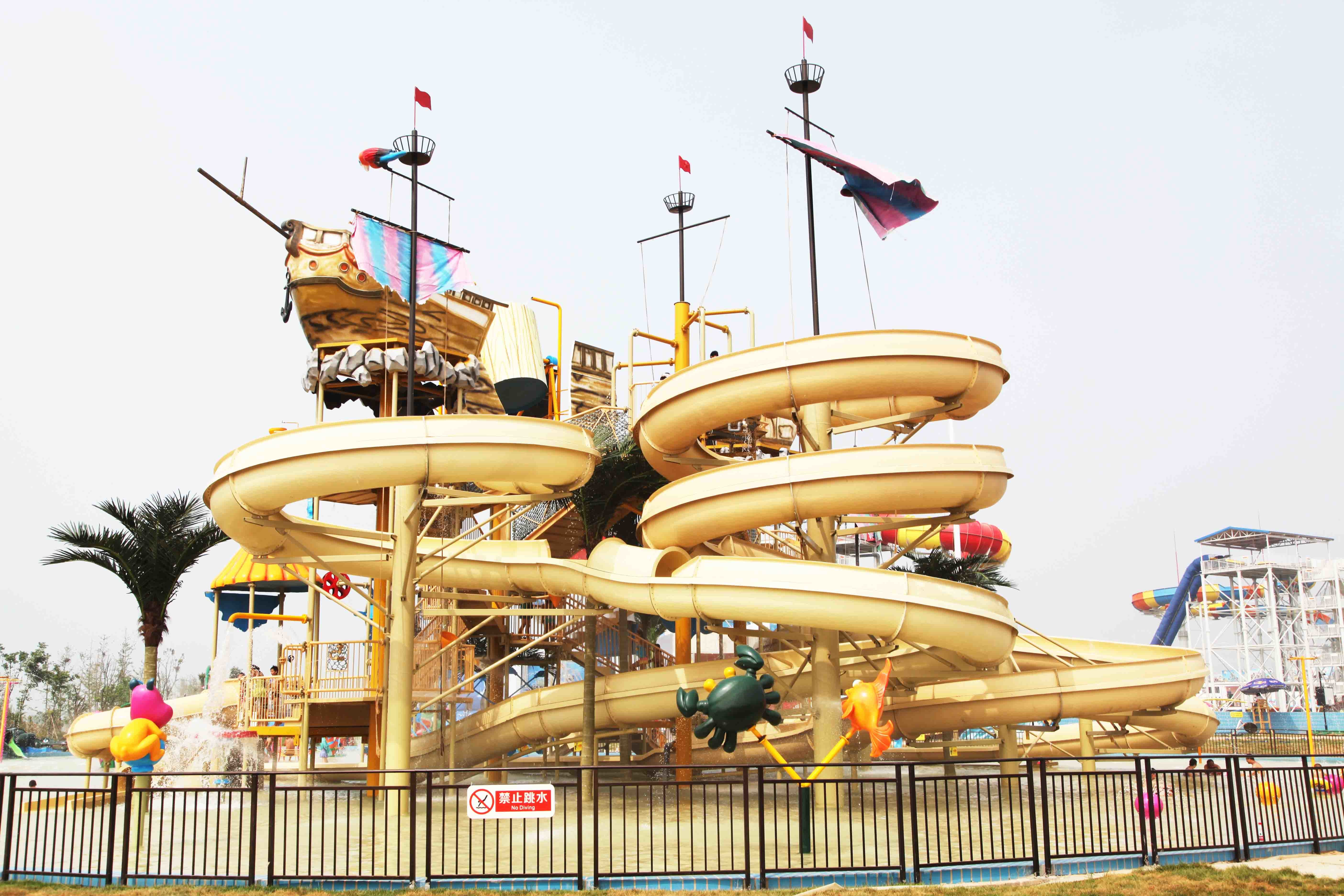 Aufregender Familienwasserpark im giantic Waterhouse mit verschiedenem ...